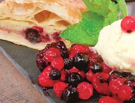 Placintă cu brânză și fructe de pădure Retete culinare Romanesti si