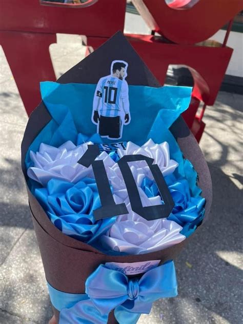 Ramo de rosas Messi Regalos para novios futbolistas Regalos fáciles