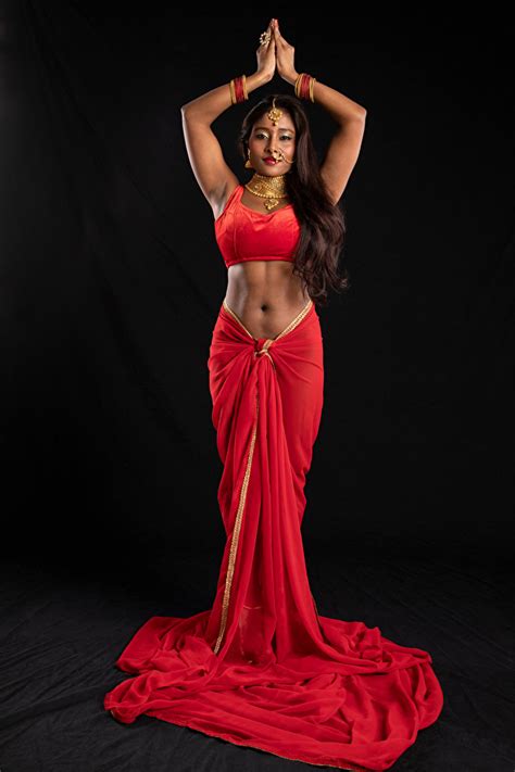 Fondos de Pantalla 640x960 Joyería Indian Naked Soul Pose Mano Vestido