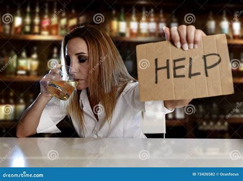 Alcool Potable De Femme Blonde Alcoolique Ivre Demandant L Aide Dans La