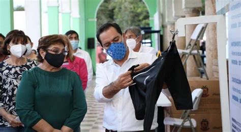 Más estudiantes yucatecos son beneficiados con la entrega de chamarras