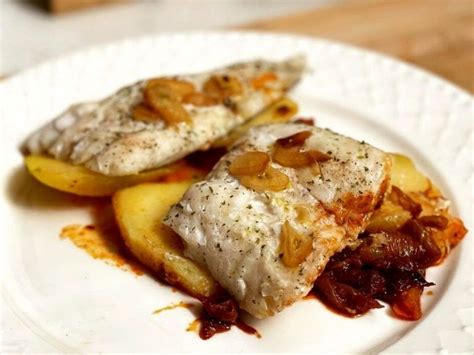 Merluza al horno con patatas Una receta tan fácil como deliciosa