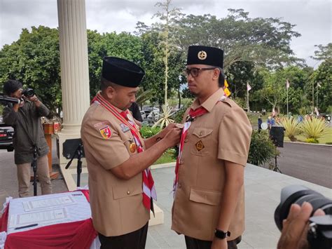 Audy Joinaldy Sematkan Lencana Darma Bakti Pada Kamabicab Gerakan