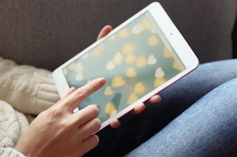 Mano Femenina Que Sostiene La Tableta De La Pc En El Fondo Interior Del