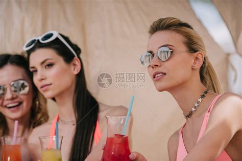 穿着泳装和太阳镜的漂亮女孩在海滩的平高清图片下载 正版图片503581238 摄图网