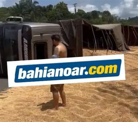 Br Carreta Carregada De Soja Tomba E Pista Fica Interditada