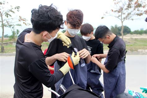 Nghệ An Xanh Nhóm bạn trẻ gen Z tình nguyện dọn rác làm sạch môi trường