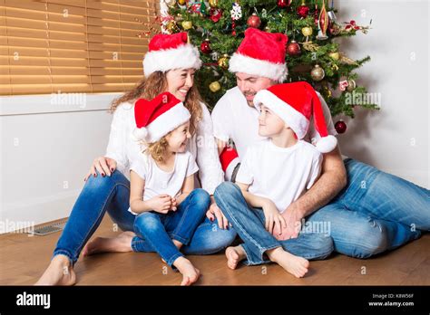 Familia Celebrando La Navidad Fotograf As E Im Genes De Alta Resoluci N