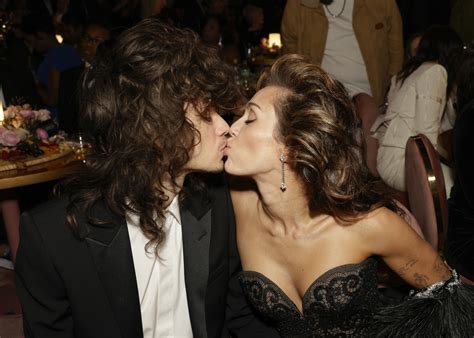 Miley Cyrus Plus Amoureuse Que Jamais Aux Grammy Awards Elle