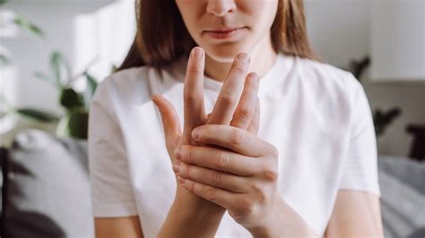 Si vous avez cette douleur à la main voici les signes qui montrent que