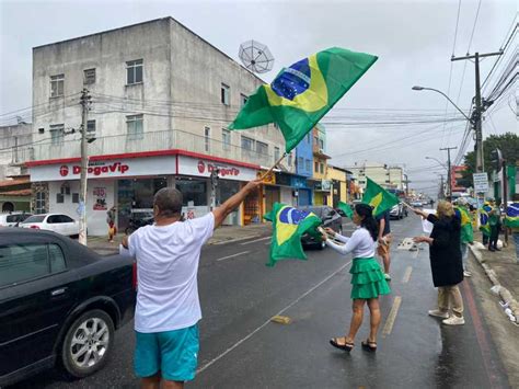 Em defesa da liberdade bolsonaristas fazem adesivaço nas ruas de