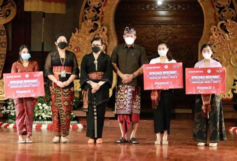 Ketua Dekranasda Provinsi Bali Dalam Acara Penutupan Pameran Ikm Bali