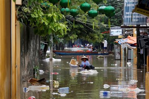 Hình ảnh lũ lụt miền Trung ngập tràn báo chí nước ngoài