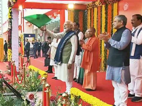 PM Modi Flags Off Jalna Mumbai Vande Bharat Express Amid Cheers Claps