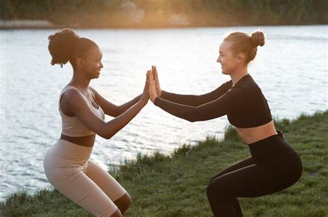 Mujeres J Venes Haciendo Deporte Al Aire Libre Foto Premium