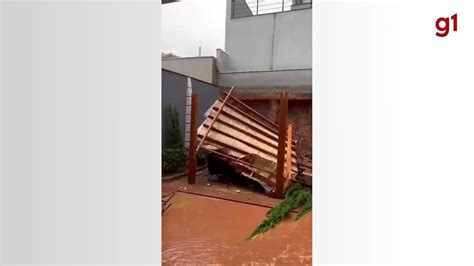 Muro de casa desaba em condomínio de luxo durante tempestade na Grande