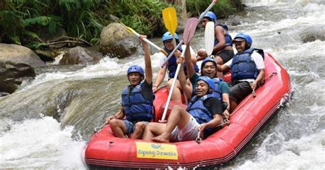 Excursión en balsa por el río Ayung de Bali y con vistas al volcán