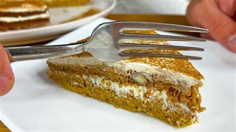 Gâteau aux pommes et aux carottes fourré au fromage frais un dessert