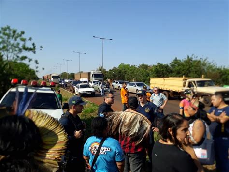 Indígenas bloqueiam MS 156 em protesto contra falta de transporte