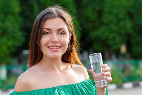Mujer Bebiendo De Un Vaso De Agua Foto Premium