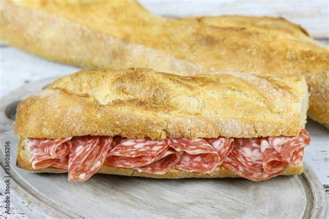 Sandwich Au Saucisson Sec Sur Une Table Stock Photo Adobe Stock