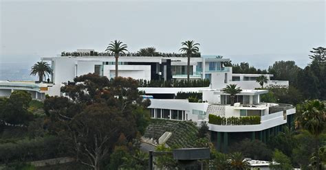 In Los Angeles Mansions Get Bigger As Homeless Get Closer