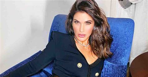 Andressa Suita surge look milionário em show de Gusttavo Lima