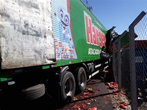 Motorista perde controle de caminhão e atropela pedestre na Linha Verde