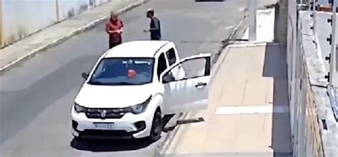 Idoso é agredido por motorista de aplicativo após cobrar devolução de