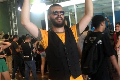 BBB23 Diogo Defante pula grade da Casa de Vidro por beijo Veja vídeo