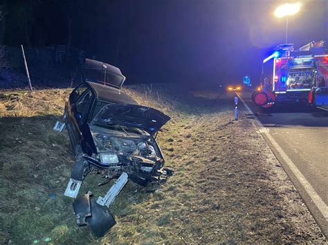 Mann Schwer Verletzt Auto Kommt Von Fahrbahn Ab Hof Frankenpost