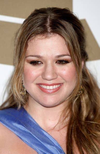 Hairstyle Review And Pictures Follow Beautiful Kelly Clarkson Wavy Bob