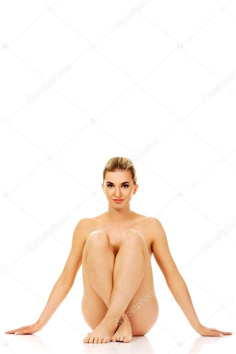 Mujer desnuda joven sentada en el suelo fotografía de stock piotr