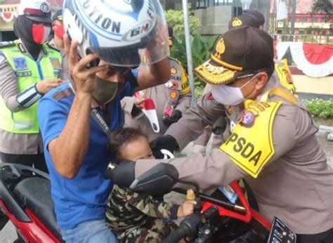 Polda Kalteng Bagikan Puluhan Paket Sembako Dan Ribuan Maske