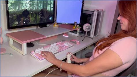 Cute Redhead Gamer Girl Gives Herself Instense Orgasm During A Discord Call