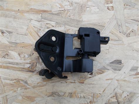 ZAMEK KLAPY BAGAŻNIKA 1Z0827511C SKODA OCTAVIA II 7016581175