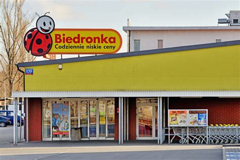 Niedziele handlowe 2021 Lista sklepów sieci Biedronka i Dino które
