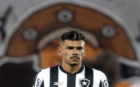 Tiquinho Soares não foi a campo na reapresentação do Botafogo atacante