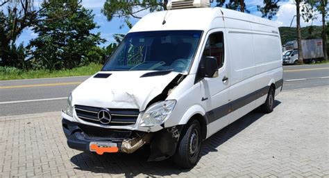 Mulher fica ferida após bater carro em van e se chocar cerca
