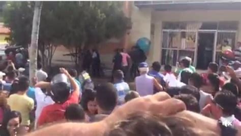 VÍDEO POPULAÇÃO DE VIÇOSA TENTA LINCHAR ACUSADOS DO BÁRBARO CRIME QUE