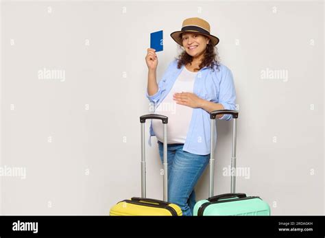 Multi étnica hermosa sonriente mujer embarazada pasajero viajero en