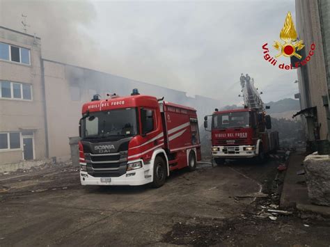 Vigili Del Fuoco Ancora Al Lavoro Per L Incendio Di Pastorano VIDEO