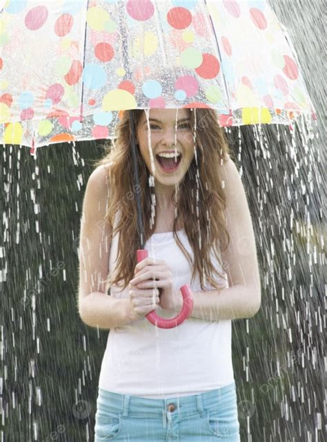 Nền Cô Gái Tuổi Teen Trú Mưa Dưới Chiếc ô Và Hình ảnh Để Tải Về Miễn