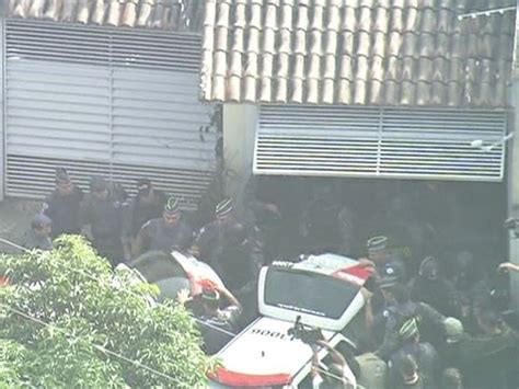 G1 Criminosos soltam família refém se rendem e são presos pela PM em