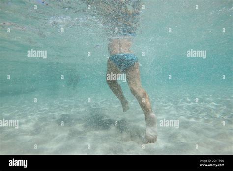 Jeunes Filles Jambes En Bikini Marchant Sous L Eau Sur Une Plage De