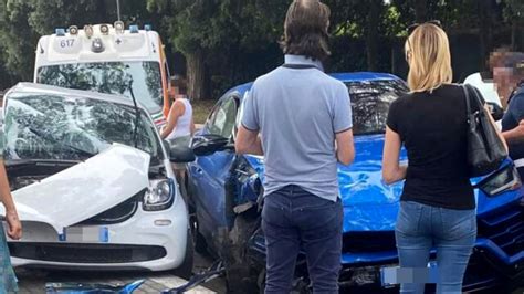 Roma Incidente In Lamborghini A Casal Palocco Il Suv Degli Youtuber