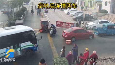 看着都疼外卖小哥车速过快被大巴车撞倒头部受伤