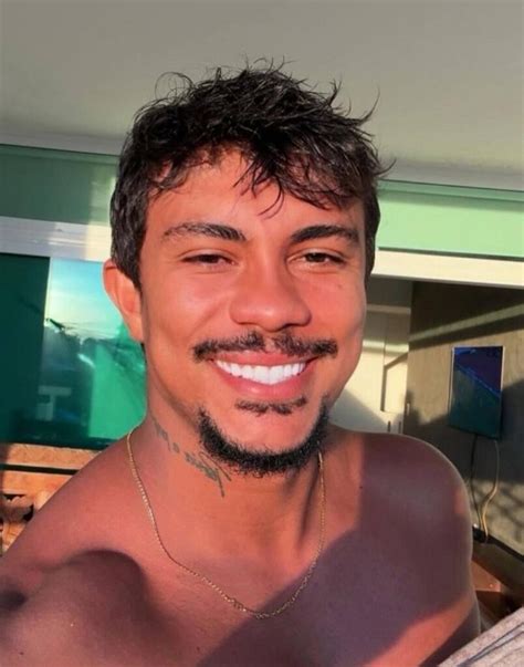 Fotos do cantor Xamã como pênis marcando na sunga branca Fotos de Pênis