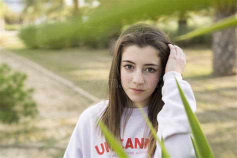 Adolescente De 16 Años Que Se Sienta Al Lado De Un árbol En El Aragones