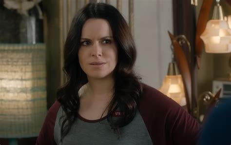 Schitt S Creek Star Emily Hampshire Publicly Apologizes For Johnny